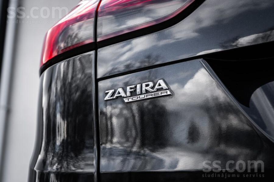 Black Opel Zafira 2013 in Riga, with an engine capacity of 2.00 L and mileage of 236 thousand km for 5950 €, photo 8 on AUTOMOTO.COM.LV