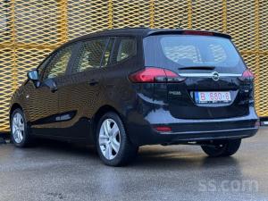 Black Opel Zafira 2014 in Ogre, with an engine capacity of 2.00 L and mileage of 217 thousand km for 6995 €, photo 4 on AUTOMOTO.COM.LV