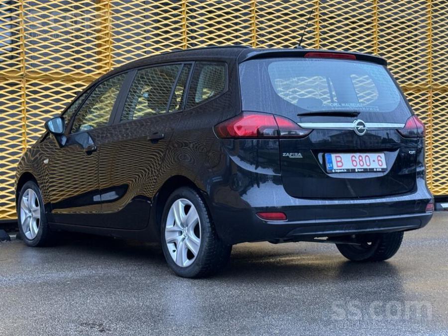 Black Opel Zafira 2014 in Ogre, with an engine capacity of 2.00 L and mileage of 217 thousand km for 6995 €, photo 4 on AUTOMOTO.COM.LV