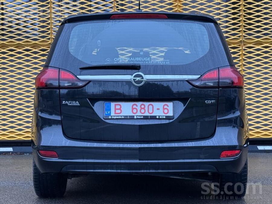 Black Opel Zafira 2014 in Ogre, with an engine capacity of 2.00 L and mileage of 217 thousand km for 6995 €, photo 5 on AUTOMOTO.COM.LV