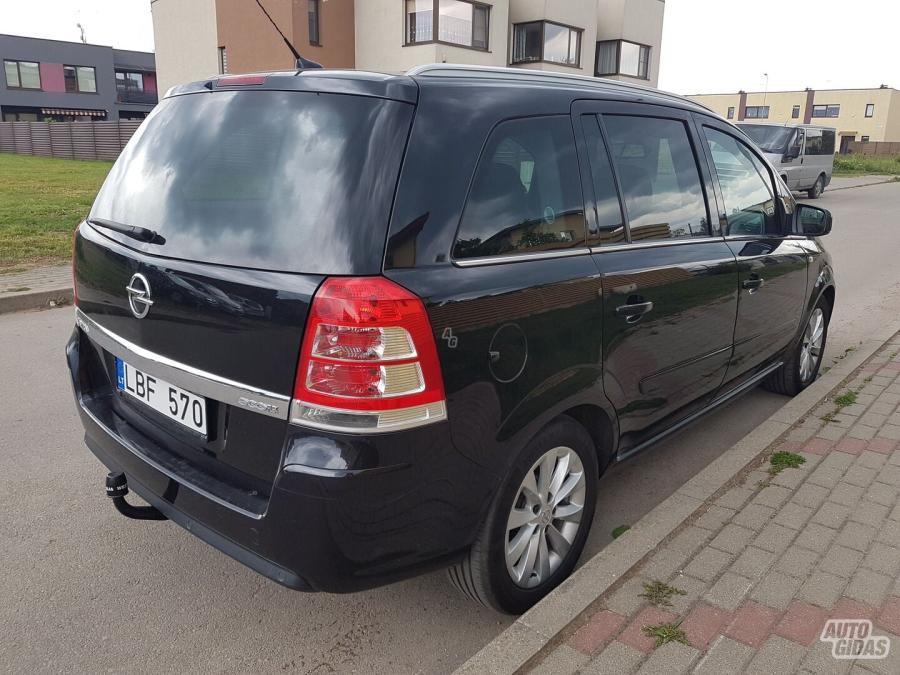 Melns Opel Zafira 2014 Kauņa, ar dzinēja tilpumu 1.70 L un nobraukumu 207 tūkst. km par 4900 €, foto 4 vietnē AUTOMOTO.COM.LV