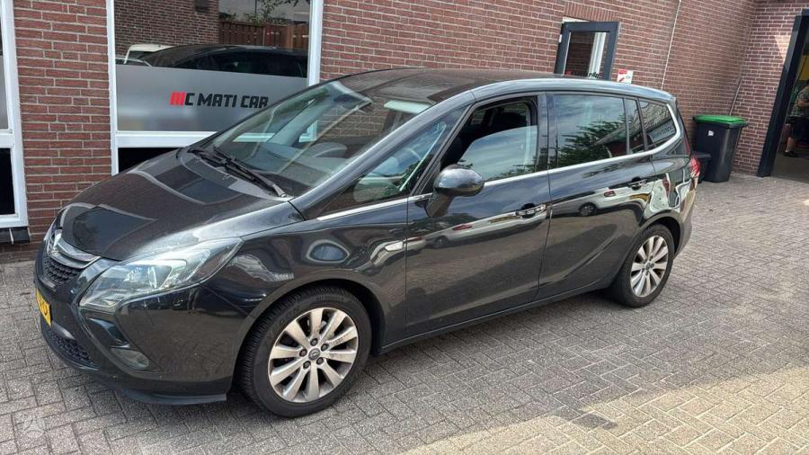 Black Opel Zafira 2014 in Vilnius, with an engine capacity of 1.60 L and mileage of 288 thousand km for 4300 €, photo 1 on AUTOMOTO.COM.LV