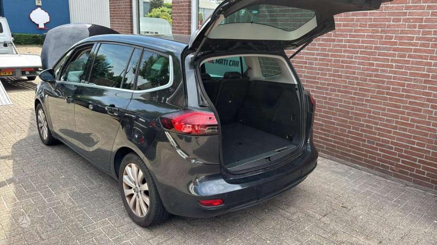 Black Opel Zafira 2014 in Vilnius, with an engine capacity of 1.60 L and mileage of 288 thousand km for 4300 €, photo 4 on AUTOMOTO.COM.LV