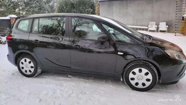 Black Opel Zafira 2015 in Pasvalys, with an engine capacity of 1.60 L and mileage of 230 thousand km for 5200 €, photo 4 on AUTOMOTO.COM.LV