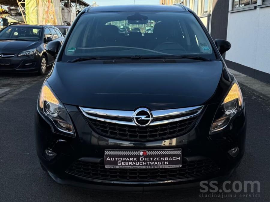 Black Opel Zafira 2015 in Ogre, with an engine capacity of 2.00 L and mileage of 217 thousand km for 6699 €, photo 3 on AUTOMOTO.COM.LV