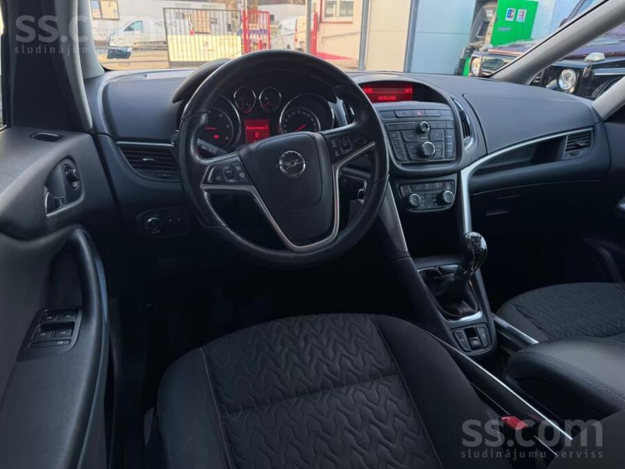 Black Opel Zafira 2015 in Ogre, with an engine capacity of 2.00 L and mileage of 217 thousand km for 6699 €, photo 11 on AUTOMOTO.COM.LV