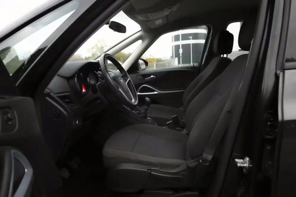 Black Opel Zafira 2015 in Jelgava, with an engine capacity of 2.00 L and mileage of 259 thousand km for 7900 €, photo 9 on AUTOMOTO.COM.LV