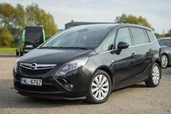 Black Opel Zafira 2015 in Liepaja, with an engine capacity of 1.60 L and mileage of 215 thousand km for 9000 €, photo 1 on AUTOMOTO.COM.LV