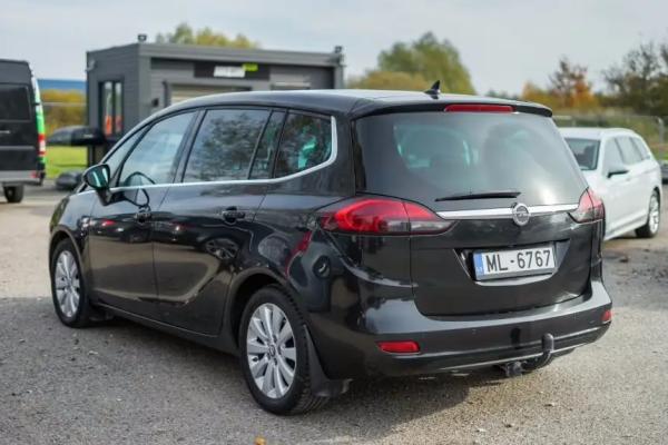 Black Opel Zafira 2015 in Liepaja, with an engine capacity of 1.60 L and mileage of 215 thousand km for 9000 €, photo 2 on AUTOMOTO.COM.LV