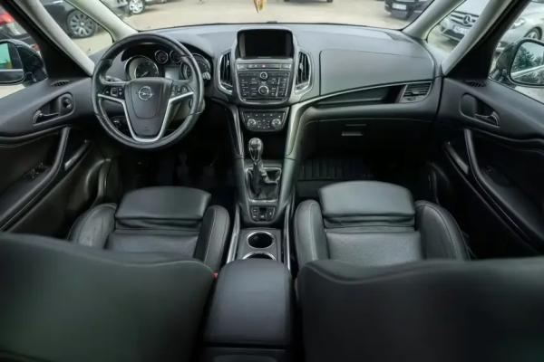 Black Opel Zafira 2015 in Liepaja, with an engine capacity of 1.60 L and mileage of 215 thousand km for 9000 €, photo 7 on AUTOMOTO.COM.LV