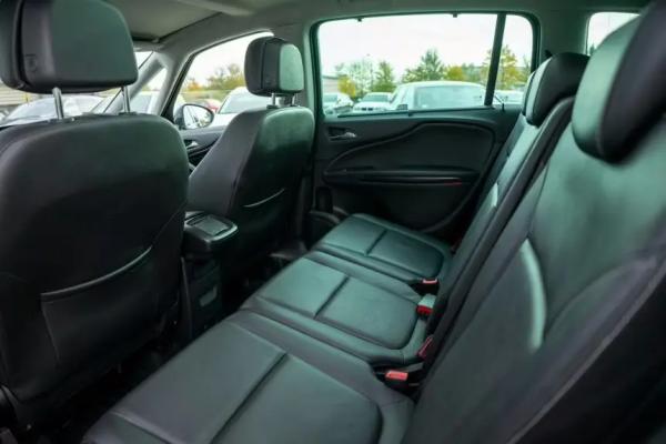 Black Opel Zafira 2015 in Liepaja, with an engine capacity of 1.60 L and mileage of 215 thousand km for 9000 €, photo 9 on AUTOMOTO.COM.LV