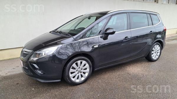 Black Opel Zafira 2016 in Ogre, with an engine capacity of 1.40 L and mileage of 103 thousand km for 8650 €, photo 1 on AUTOMOTO.COM.LV