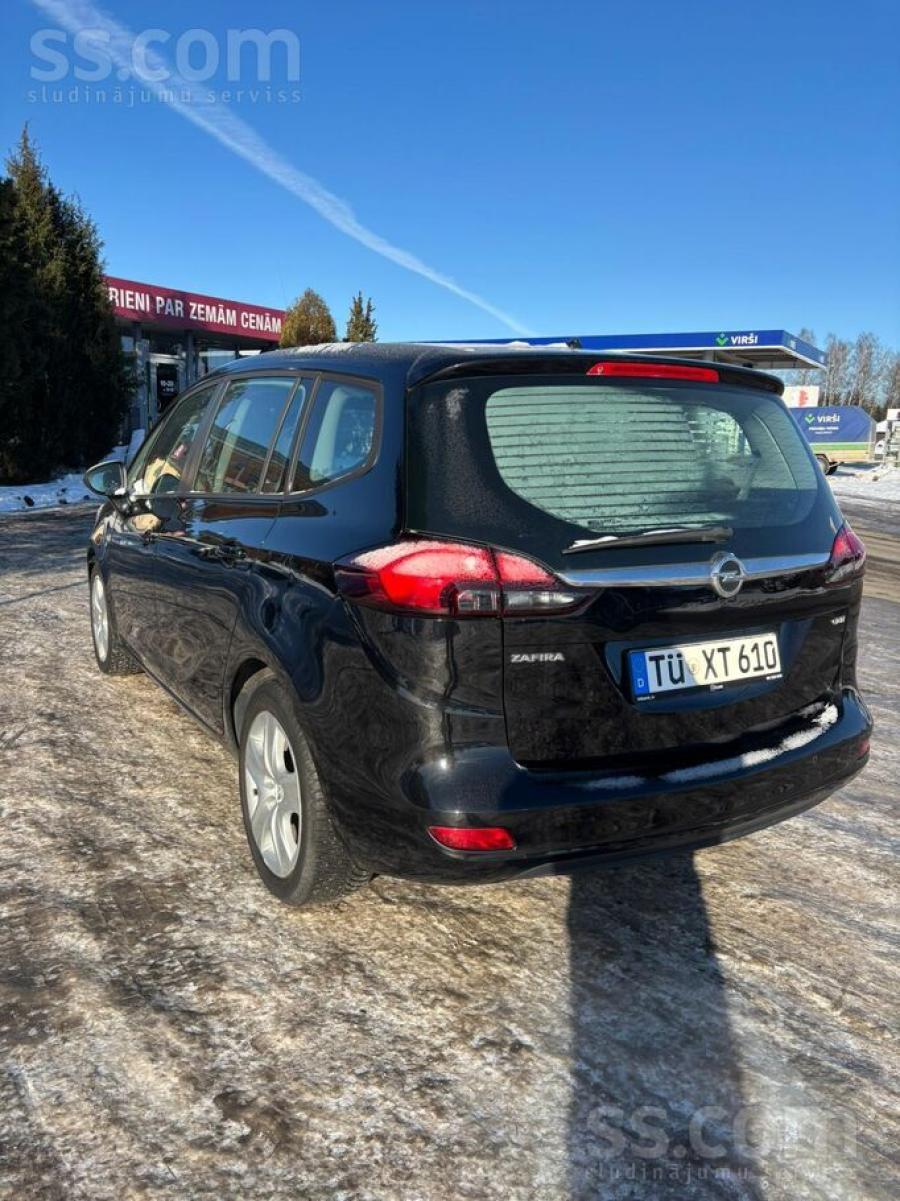 Black Opel Zafira 2016 in Cesis, with an engine capacity of 1.60 L and mileage of 195 thousand km for 8000 €, photo 4 on AUTOMOTO.COM.LV