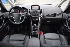 Black Opel Zafira 2016 in Riga, with an engine capacity of 1.60 L and mileage of 242 thousand km for 6500 €, photo 5 on AUTOMOTO.COM.LV