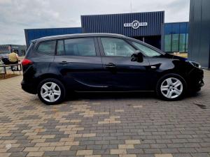 Black Opel Zafira 2016 in Siauliai, with an engine capacity of 1.60 L and mileage of 290 thousand km for 7300 €, photo 8 on AUTOMOTO.COM.LV