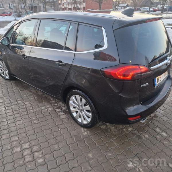 Black Opel Zafira 2016 in Gulbene, with an engine capacity of 2.00 L and mileage of 283 thousand km for 2300 €, photo 3 on AUTOMOTO.COM.LV