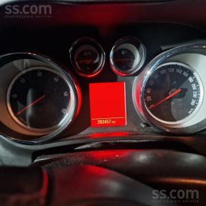 Black Opel Zafira 2016 in Gulbene, with an engine capacity of 2.00 L and mileage of 283 thousand km for 2300 €, photo 6 on AUTOMOTO.COM.LV