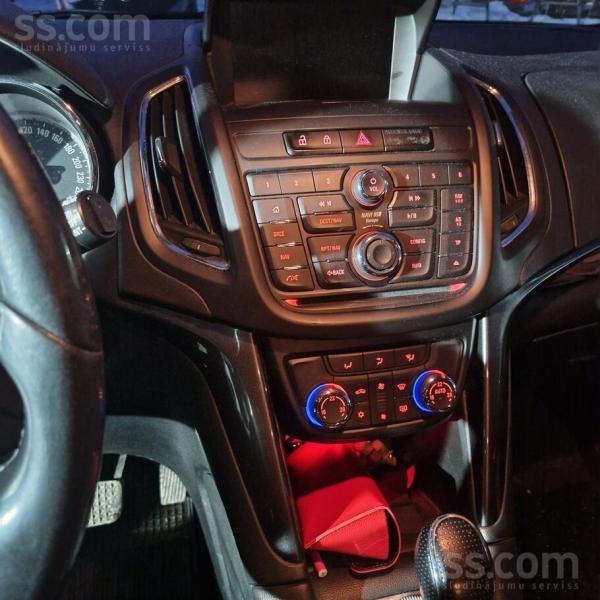 Black Opel Zafira 2016 in Gulbene, with an engine capacity of 2.00 L and mileage of 283 thousand km for 2300 €, photo 6 on AUTOMOTO.COM.LV
