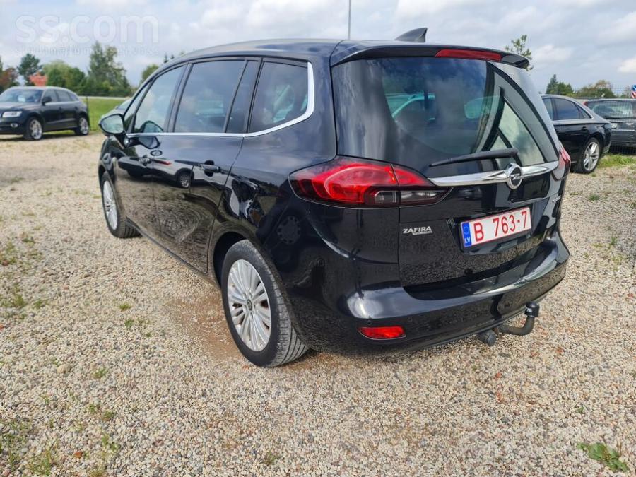 Black Opel Zafira 2016 in Cesis, with an engine capacity of 1.60 L and mileage of 235 thousand km for 7550 €, photo 5 on AUTOMOTO.COM.LV