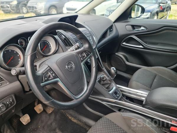 Black Opel Zafira 2016 in Cesis, with an engine capacity of 1.60 L and mileage of 235 thousand km for 7550 €, photo 7 on AUTOMOTO.COM.LV