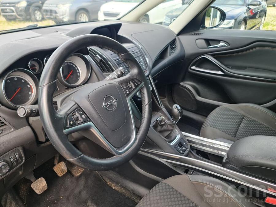 Black Opel Zafira 2016 in Cesis, with an engine capacity of 1.60 L and mileage of 235 thousand km for 7550 €, photo 7 on AUTOMOTO.COM.LV