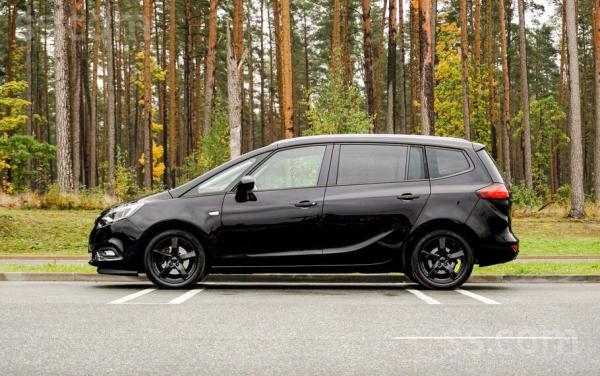 Black Opel Zafira 2018 in Riga, with an engine capacity of 1.60 L and mileage of 186 thousand km for 8590 €, photo 4 on AUTOMOTO.COM.LV