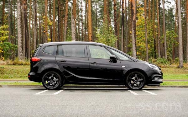 Black Opel Zafira 2018 in Riga, with an engine capacity of 1.60 L and mileage of 186 thousand km for 8590 €, photo 8 on AUTOMOTO.COM.LV
