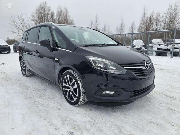 Black Opel Zafira 2018 in Pakruojis, with an engine capacity of 1.96 L and mileage of 258 thousand km for 6900 €, photo 2 on AUTOMOTO.COM.LV