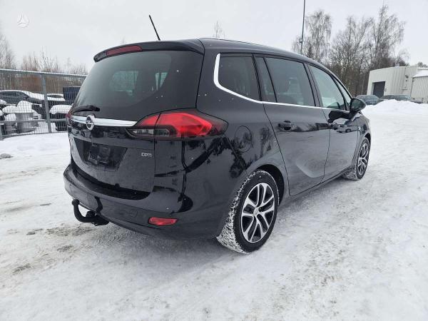 Black Opel Zafira 2018 in Pakruojis, with an engine capacity of 1.96 L and mileage of 258 thousand km for 6900 €, photo 3 on AUTOMOTO.COM.LV