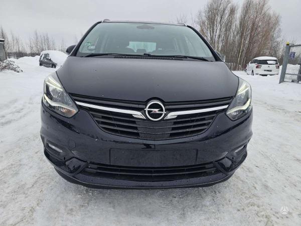 Black Opel Zafira 2018 in Pakruojis, with an engine capacity of 1.96 L and mileage of 258 thousand km for 6900 €, photo 5 on AUTOMOTO.COM.LV