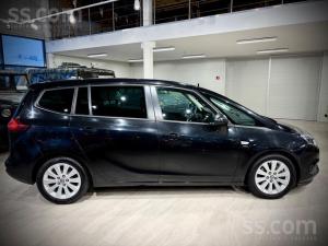 Black Opel Zafira 2018 in Dobele, with an engine capacity of 2.00 L and mileage of 209 thousand km for 10950 €, photo 2 on AUTOMOTO.COM.LV
