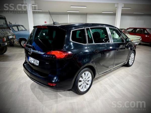Black Opel Zafira 2018 in Dobele, with an engine capacity of 2.00 L and mileage of 209 thousand km for 10950 €, photo 3 on AUTOMOTO.COM.LV