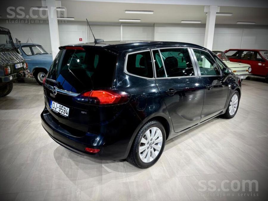 Black Opel Zafira 2018 in Dobele, with an engine capacity of 2.00 L and mileage of 209 thousand km for 10950 €, photo 3 on AUTOMOTO.COM.LV