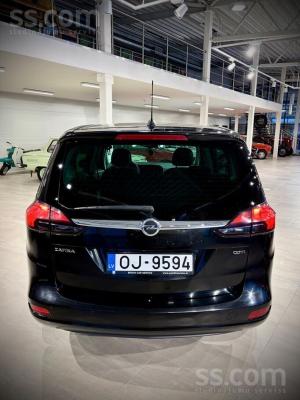 Black Opel Zafira 2018 in Dobele, with an engine capacity of 2.00 L and mileage of 209 thousand km for 10950 €, photo 4 on AUTOMOTO.COM.LV