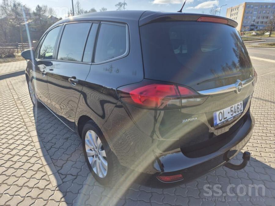 Black Opel Zafira 2018 in Saldus, with an engine capacity of 1.60 L and mileage of 123 thousand km for 9450 €, photo 4 on AUTOMOTO.COM.LV