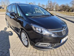 Black Opel Zafira 2018 in Saldus, with an engine capacity of 1.60 L and mileage of 123 thousand km for 9450 €, photo 8 on AUTOMOTO.COM.LV