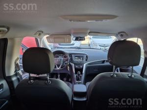 Black Opel Zafira 2018 in Saldus, with an engine capacity of 1.60 L and mileage of 123 thousand km for 9450 €, photo 12 on AUTOMOTO.COM.LV