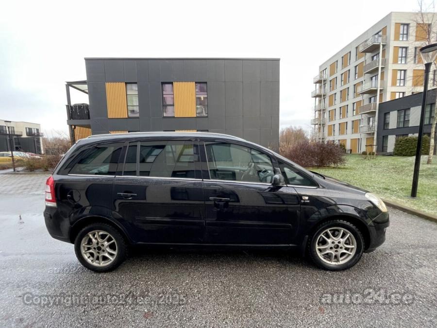 Black Opel Zafira 2009 in Tartu, with an engine capacity of 1.60 L and mileage of 200 thousand km for 2199 €, photo 5 on AUTOMOTO.COM.LV