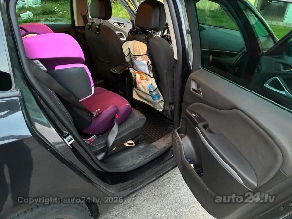 Opel Zafira 2015 Rakvere vietnē Melns Opel Zafira 2015 Rakvere, ar dzinēja tilpumu 2.00 L un nobraukumu 230 tūkst. km par 7777 €, foto 11 vietnē AUTOMOTO.COM.LV