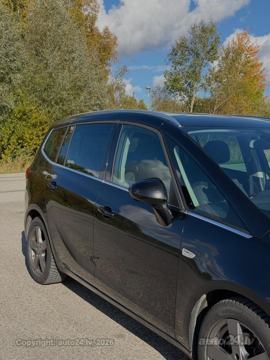 Black Opel Zafira 2018 in Tallinn, with an engine capacity of 2.00 L and mileage of 257 thousand km for 10900 €, photo 11 on AUTOMOTO.COM.LV