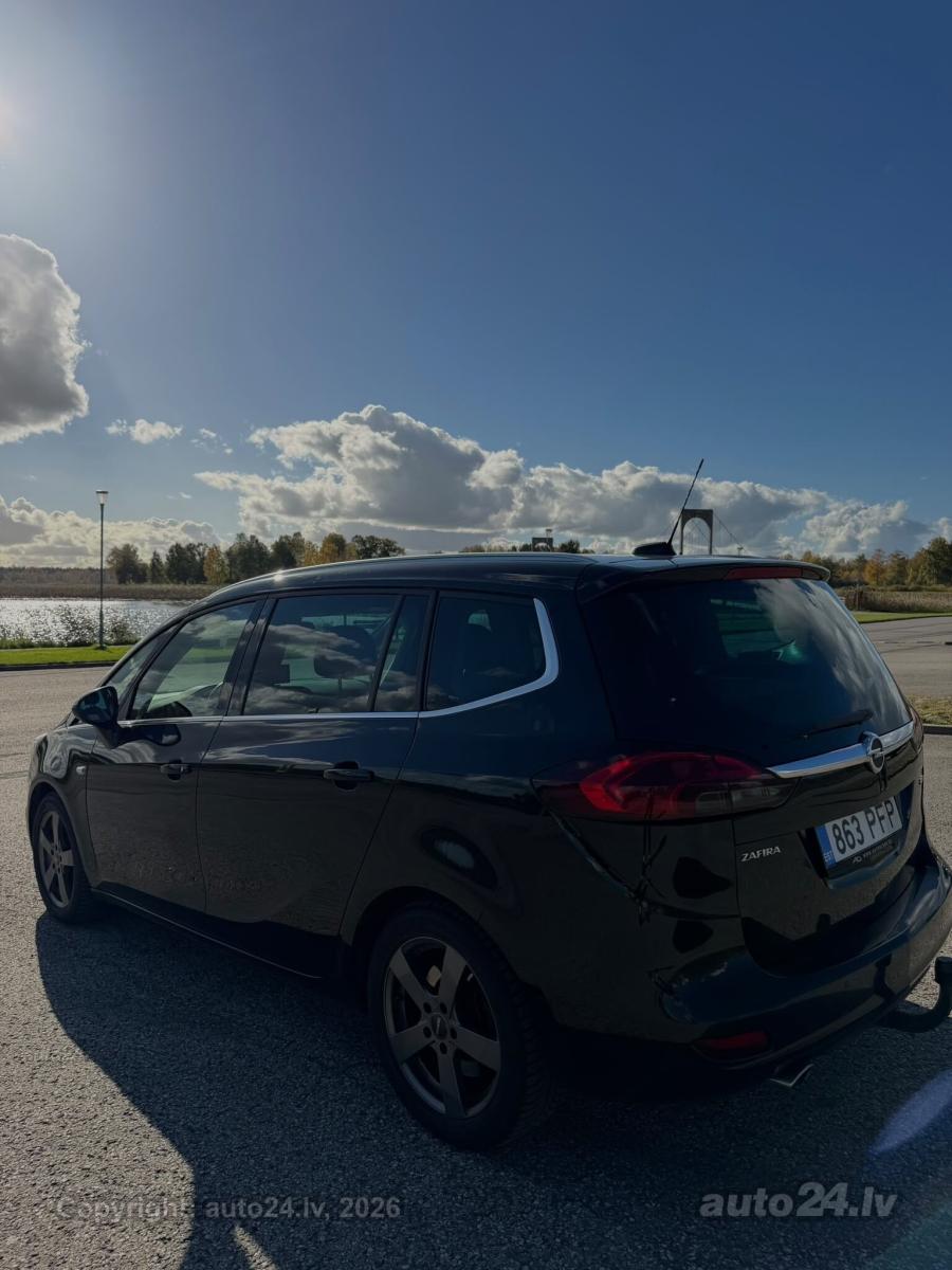 Black Opel Zafira 2018 in Tallinn, with an engine capacity of 2.00 L and mileage of 257 thousand km for 10900 €, photo 15 on AUTOMOTO.COM.LV