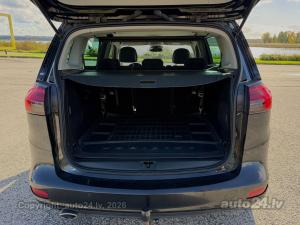 Black Opel Zafira 2018 in Tallinn, with an engine capacity of 2.00 L and mileage of 257 thousand km for 10900 €, photo 17 on AUTOMOTO.COM.LV