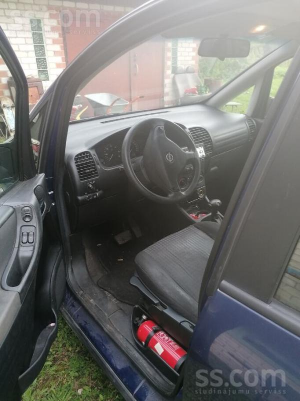 Zils Opel Zafira 2003 Rēzekne, ar dzinēja tilpumu 2.00 L un nobraukumu 300 tūkst. km par 1100 €, foto 4 vietnē AUTOMOTO.COM.LV
