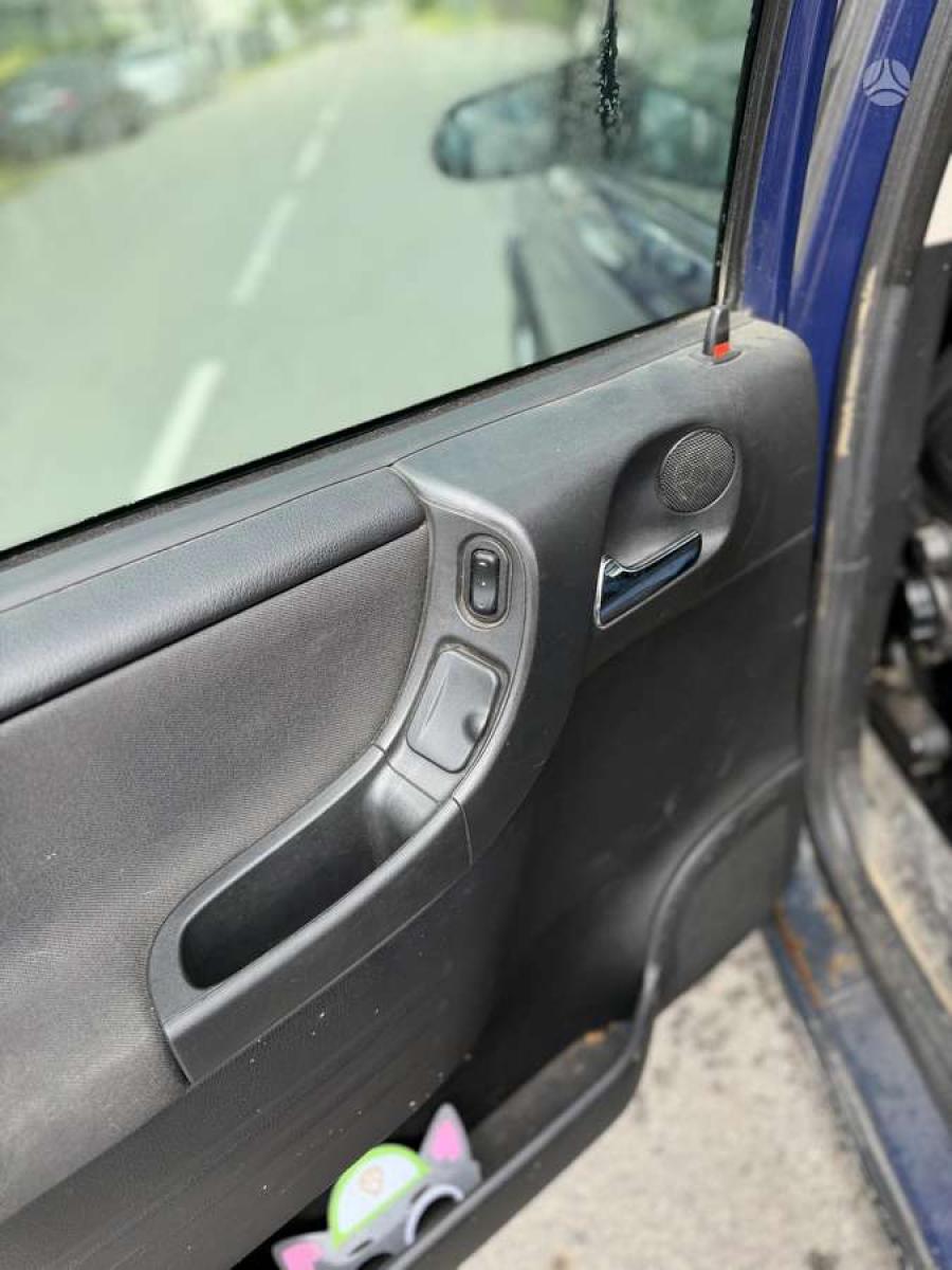 Zils Opel Zafira 2004 Kauņa, ar dzinēja tilpumu 2.00 L un nobraukumu 362 tūkst. km par 550 €, foto 13 vietnē AUTOMOTO.COM.LV
