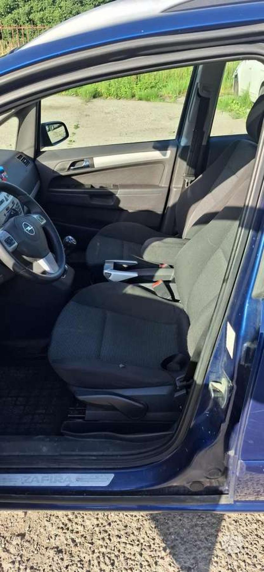 Blue Opel Zafira 2005 in Silute, with an engine capacity of 2.20 L and mileage of 214 thousand km for 1800 €, photo 7 on AUTOMOTO.COM.LV