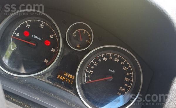 Zils Opel Zafira 2006 Rīga, ar dzinēja tilpumu 1.90 L un nobraukumu 340 tūkst. km par 800 €, foto 3 vietnē AUTOMOTO.COM.LV
