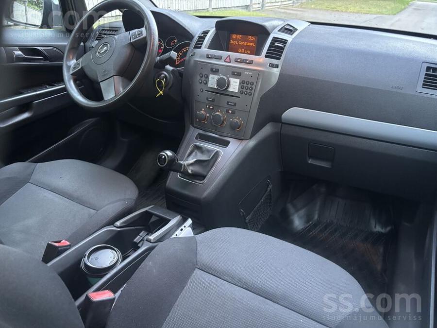 Blue Opel Zafira 2007 in Riga, with an engine capacity of 1.90 L and mileage of 327 thousand km for 1390 €, photo 12 on AUTOMOTO.COM.LV