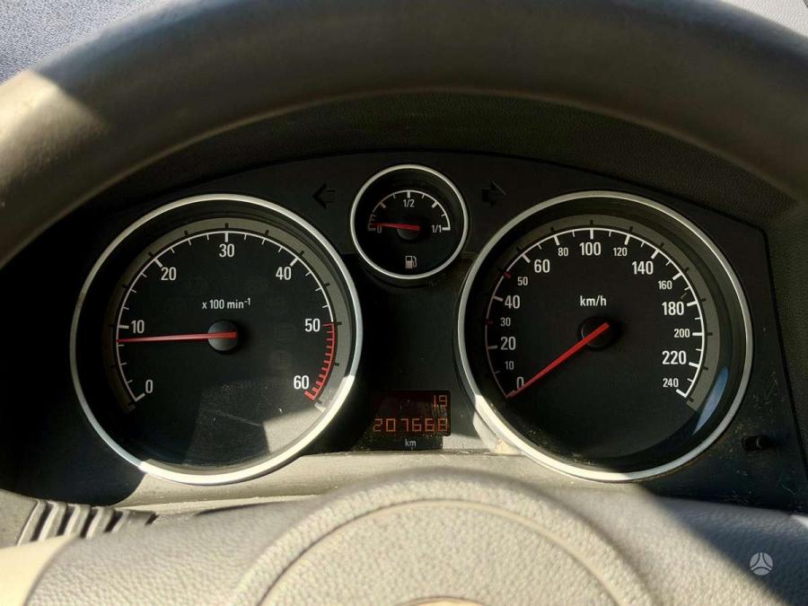 Blue Opel Zafira 2008 in Vilnius, with an engine capacity of 1.91 L and mileage of 208 thousand km for 1750 €, photo 24 on AUTOMOTO.COM.LV
