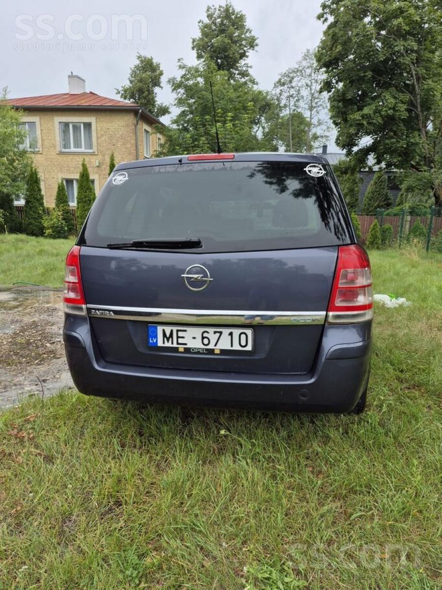 Blue Opel Zafira 2011 in Riga, with an engine capacity of 1.70 L and mileage of 341 thousand km for 2500 €, photo 4 on AUTOMOTO.COM.LV