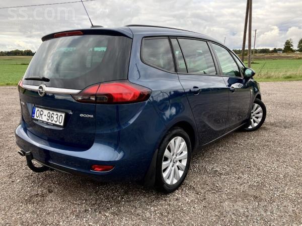 Blue Opel Zafira 2017 in Talsi, with an engine capacity of 2.00 L and mileage of 247 thousand km for 8500 €, photo 4 on AUTOMOTO.COM.LV